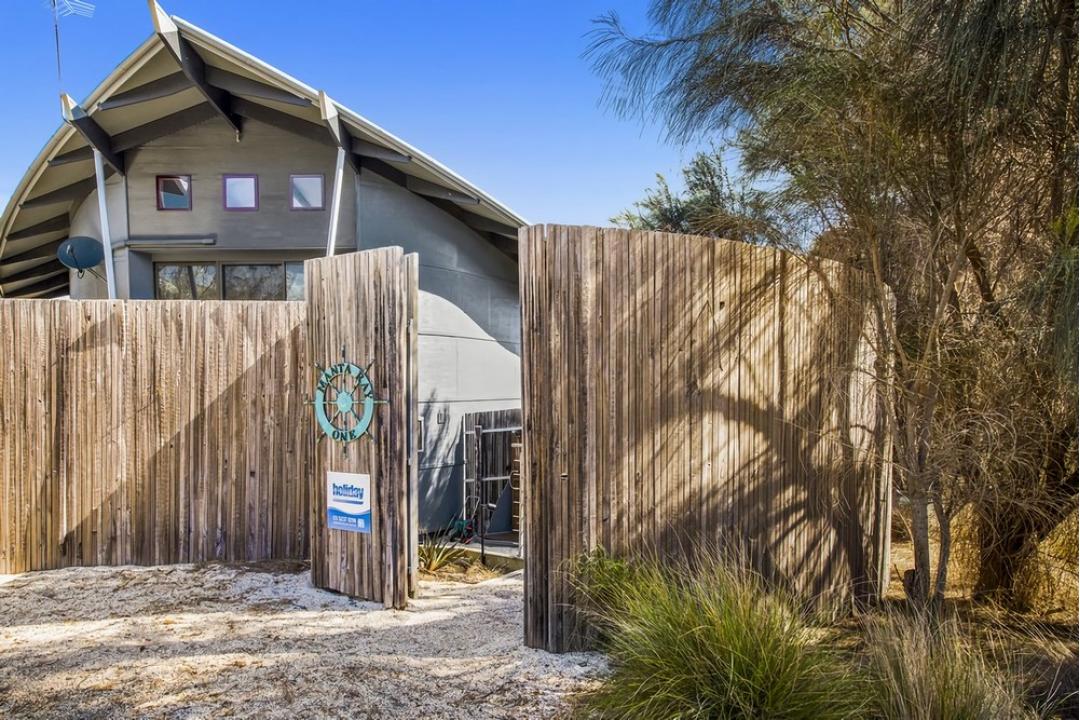 Holiday Great Ocean Road Official Site - Manta Ray One