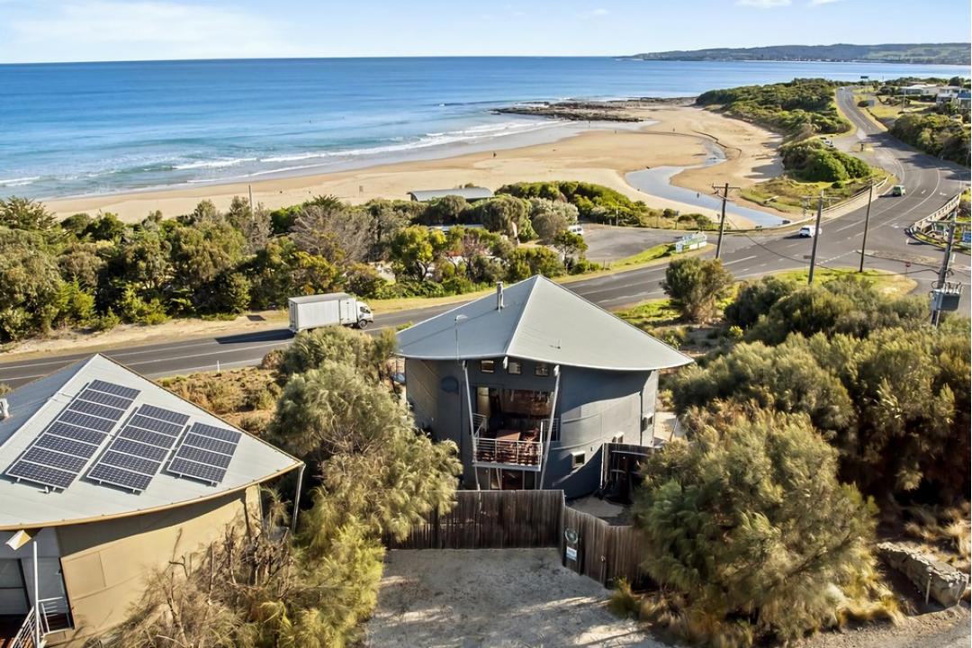 Holiday Great Ocean Road Official Site - Manta Ray One